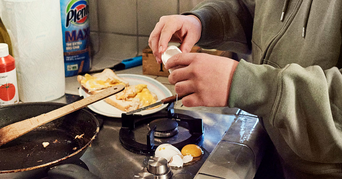 How to Clean a Hob Covered in Burnt-On Food - Plenty