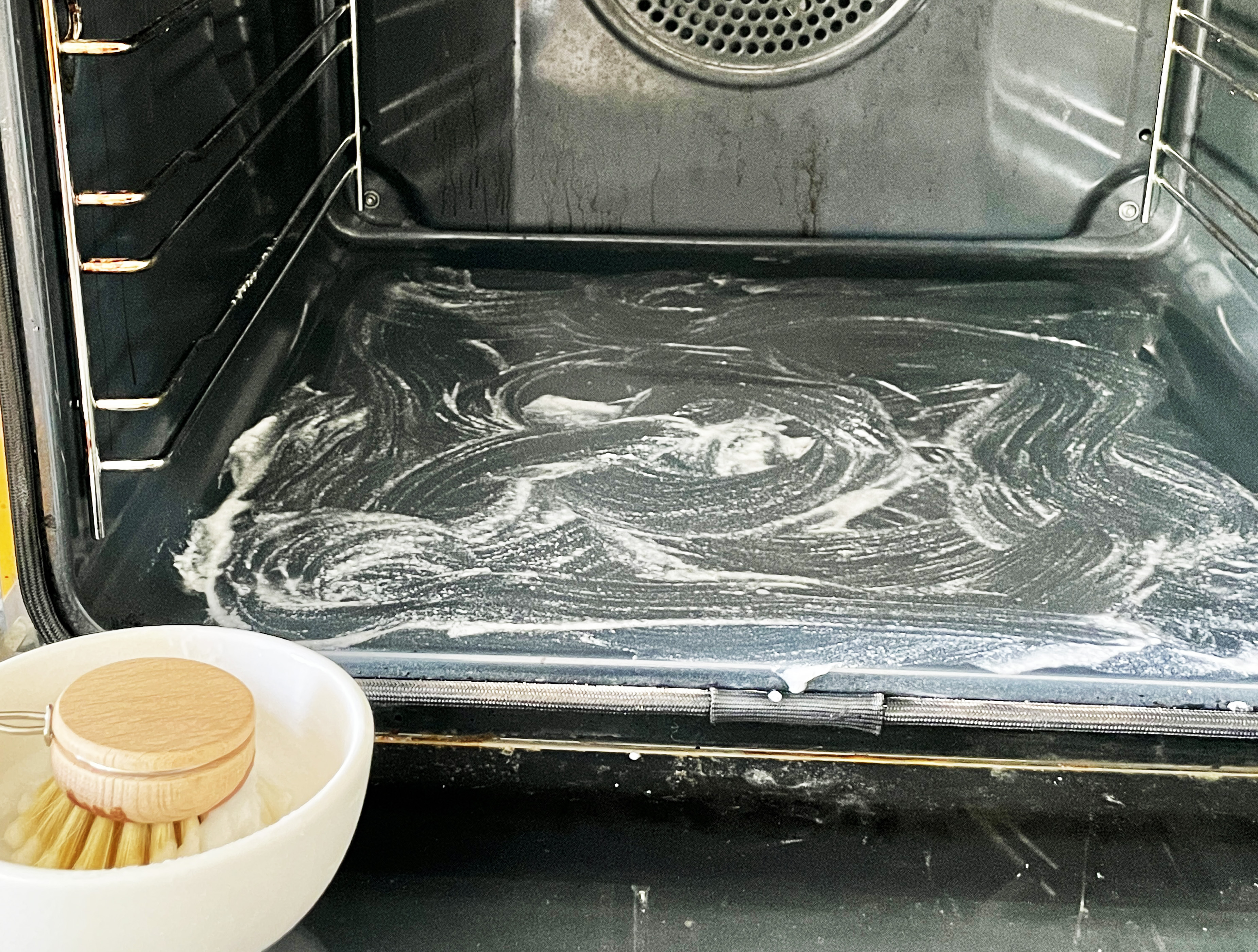 How to Make a Homemade Oven Cleaner (2 Easy Ways) - Plenty