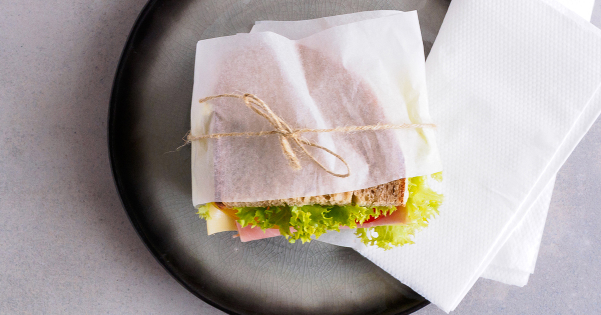 How to wrap a sandwich in paper towel - Plenty
